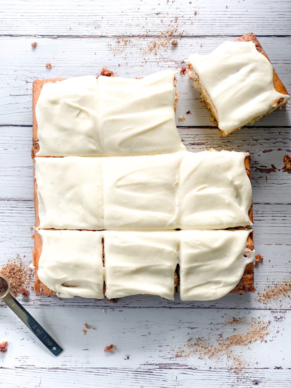 Kanilkaka með rjómaostakremi • Döðlur & smjör