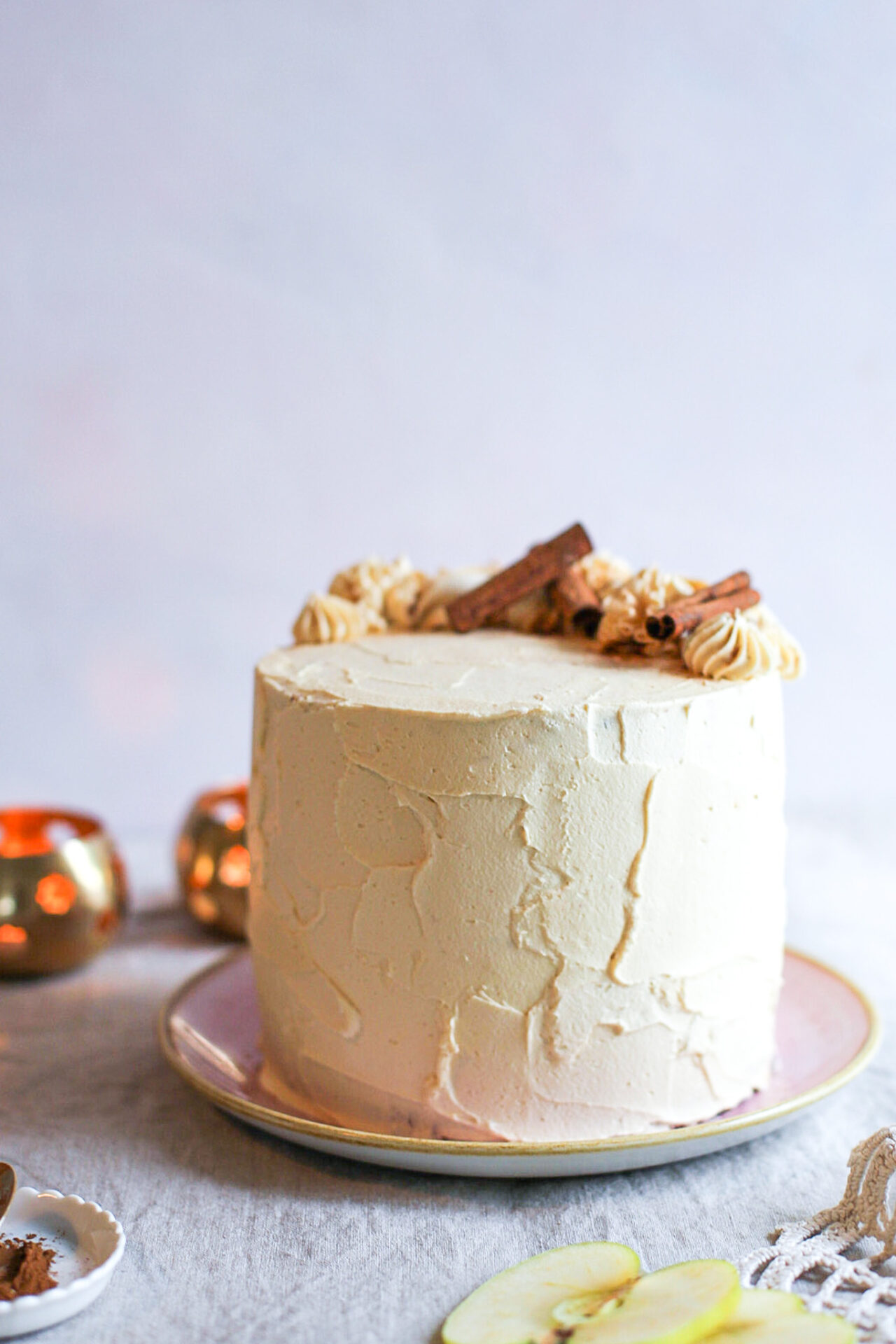 Kryddkaka með eplum & karamellu • Döðlur & smjör