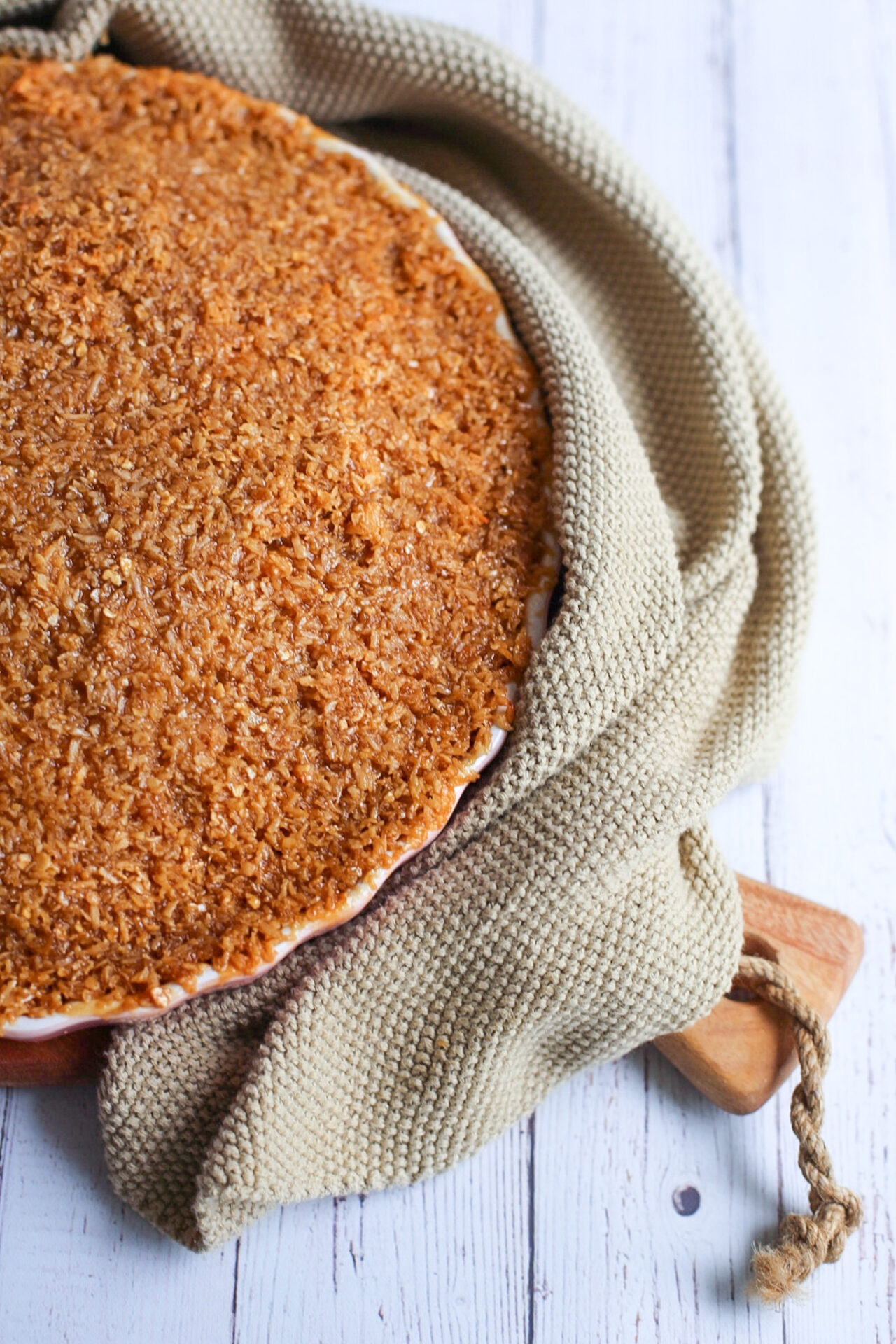 Sjónvarpskaka með eplum & höfrum • Döðlur & smjör