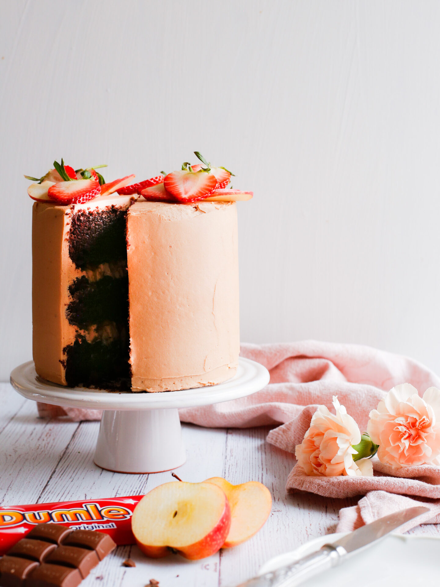 Súkkulaðikaka með bökuðum eplum og Dumle kremi • Döðlur & smjör