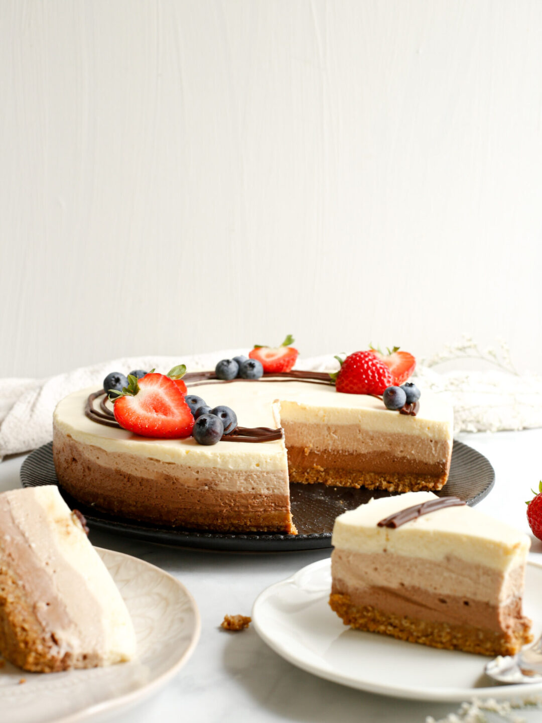 Þriggja laga súkkulaði ostakaka • Döðlur & smjör