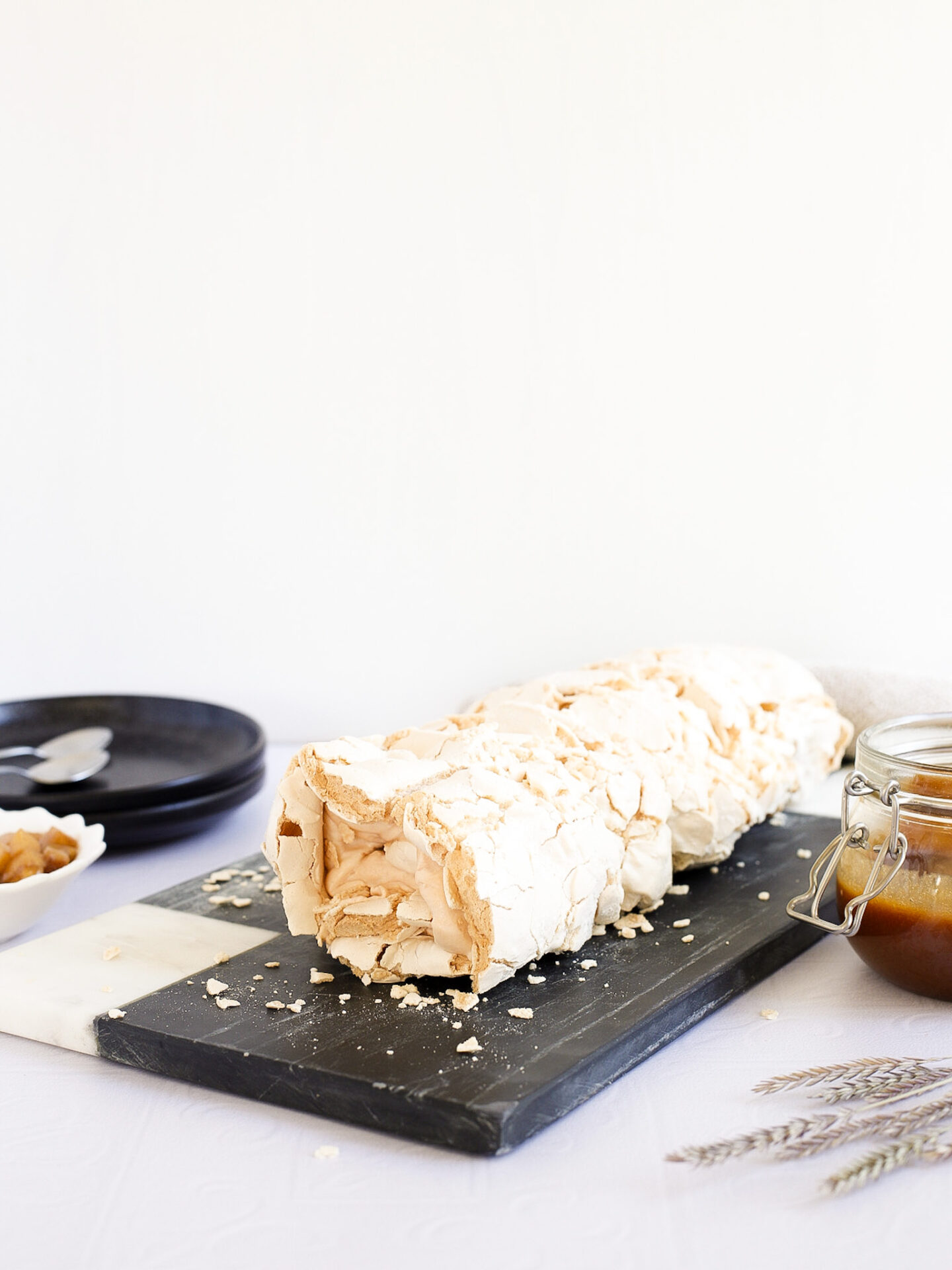 Marengs með karamellu & eplum • Döðlur & smjör