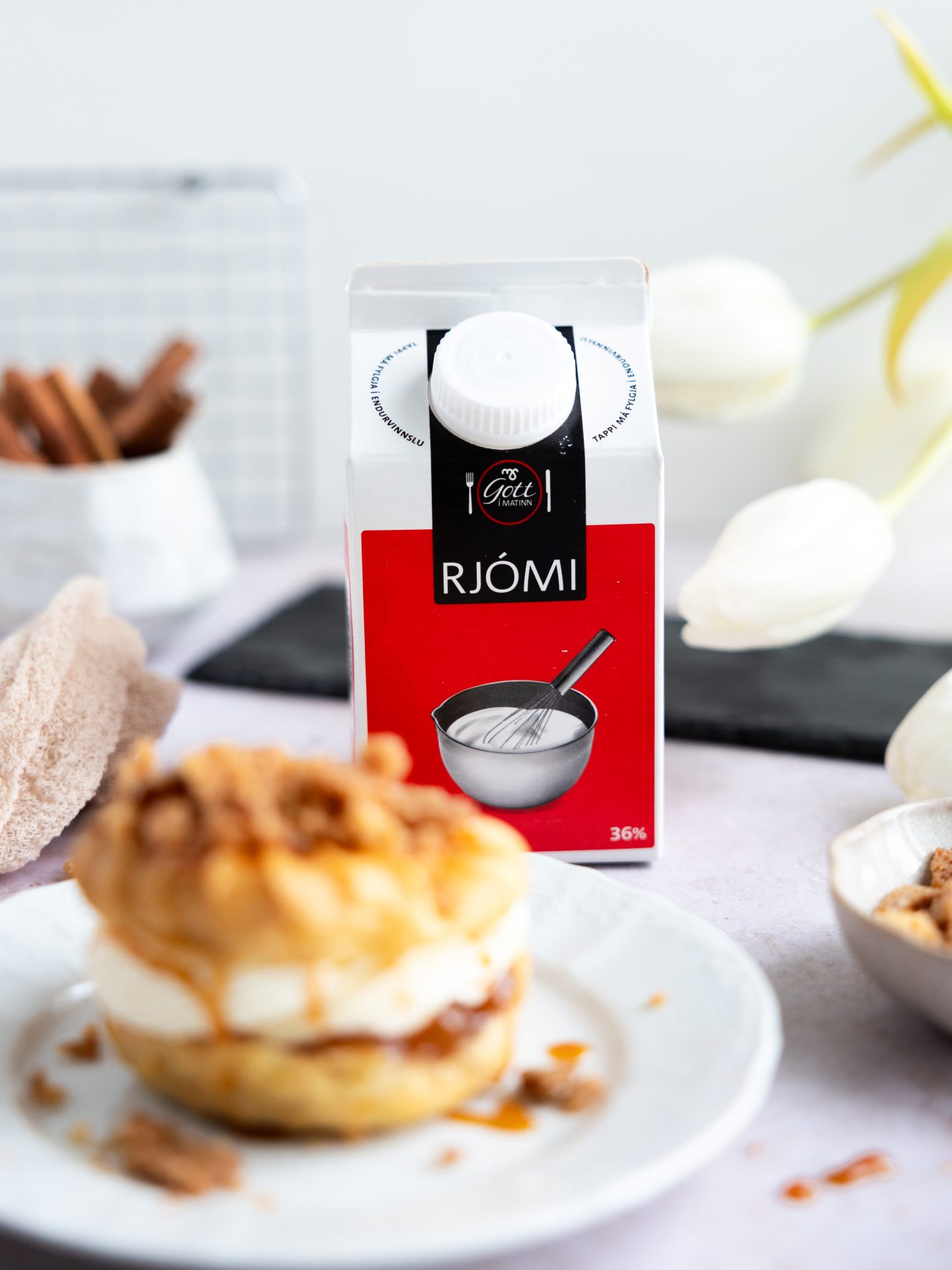 Vatnsdeigsbolla með eplum og kanil • Döðlur & smjör